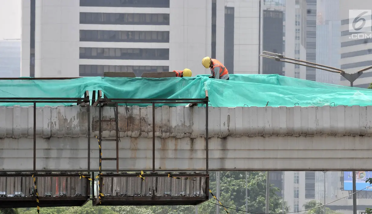 FOTO: Urai Kemacetan, JPO Tosari Dibongkar - Foto Liputan6.com