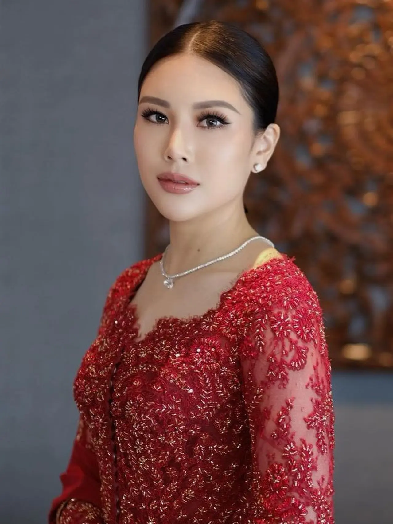 6 Tampilan The Sister Tanoesoedibjo Dibalut Kebaya Payet Merah saat ...