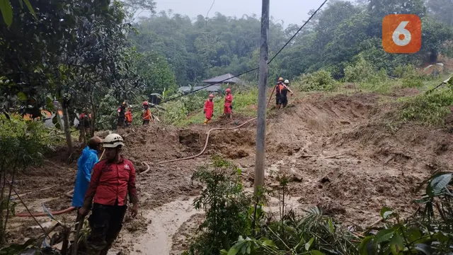 Curah Hujan Tinggi, 2 Warga Tertimbun Longsor di Gunung Mas - Regional Liputan6.com