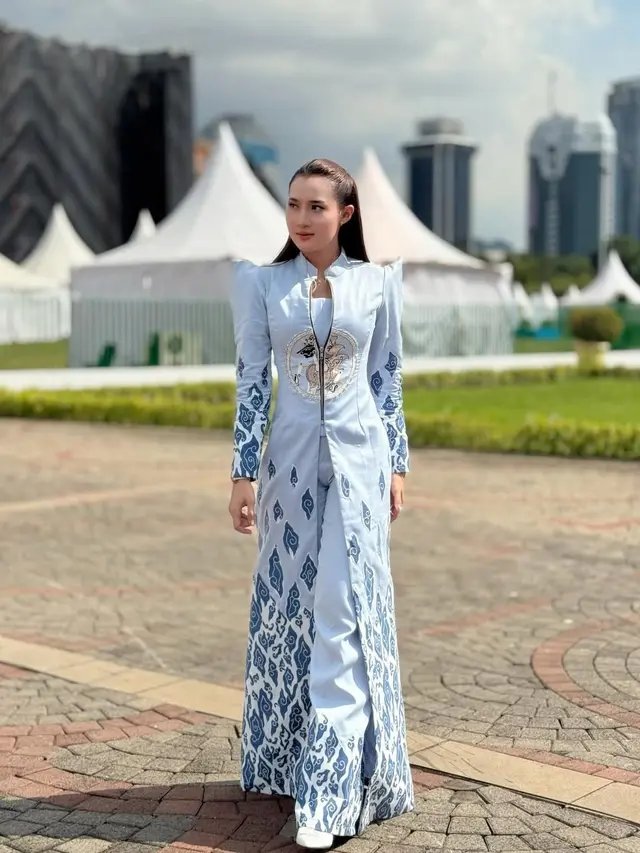 9 Model Long Dress ala Yeni Inka, Penampilannya saat HUT Bhayangkara ...