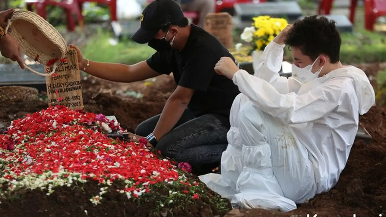 5 Potret Pilu Muhammad Zarno Saat Antar Ibunya, Jane Shalimar ke Tempat ...