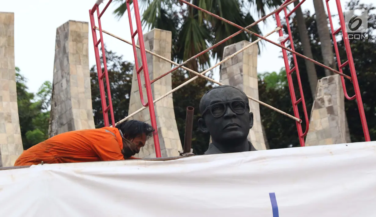 FOTO: Melihat Persiapan Konservasi Patung Proklamator dan Tugu ...