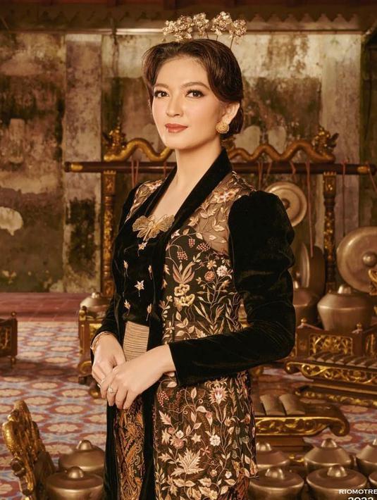 8 Potret Selvi Ananda Tampil Anggun Berbalut Kebaya dan Gaun di ...