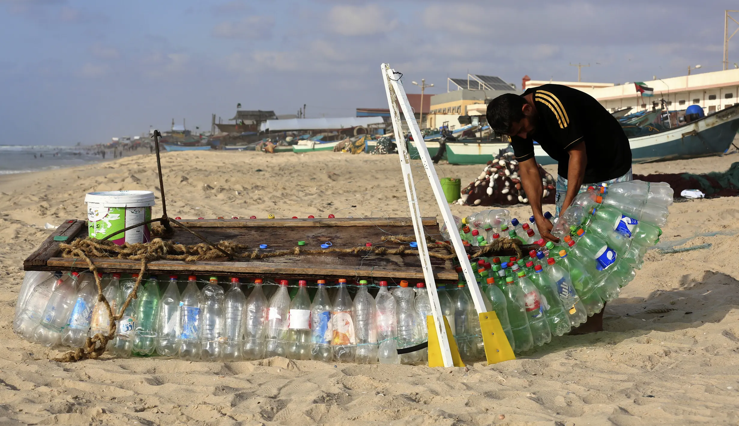 FOTO: Demi Bertahan Hidup, Nelayan Gaza Buat Perahu dari Ratusan Botol ...