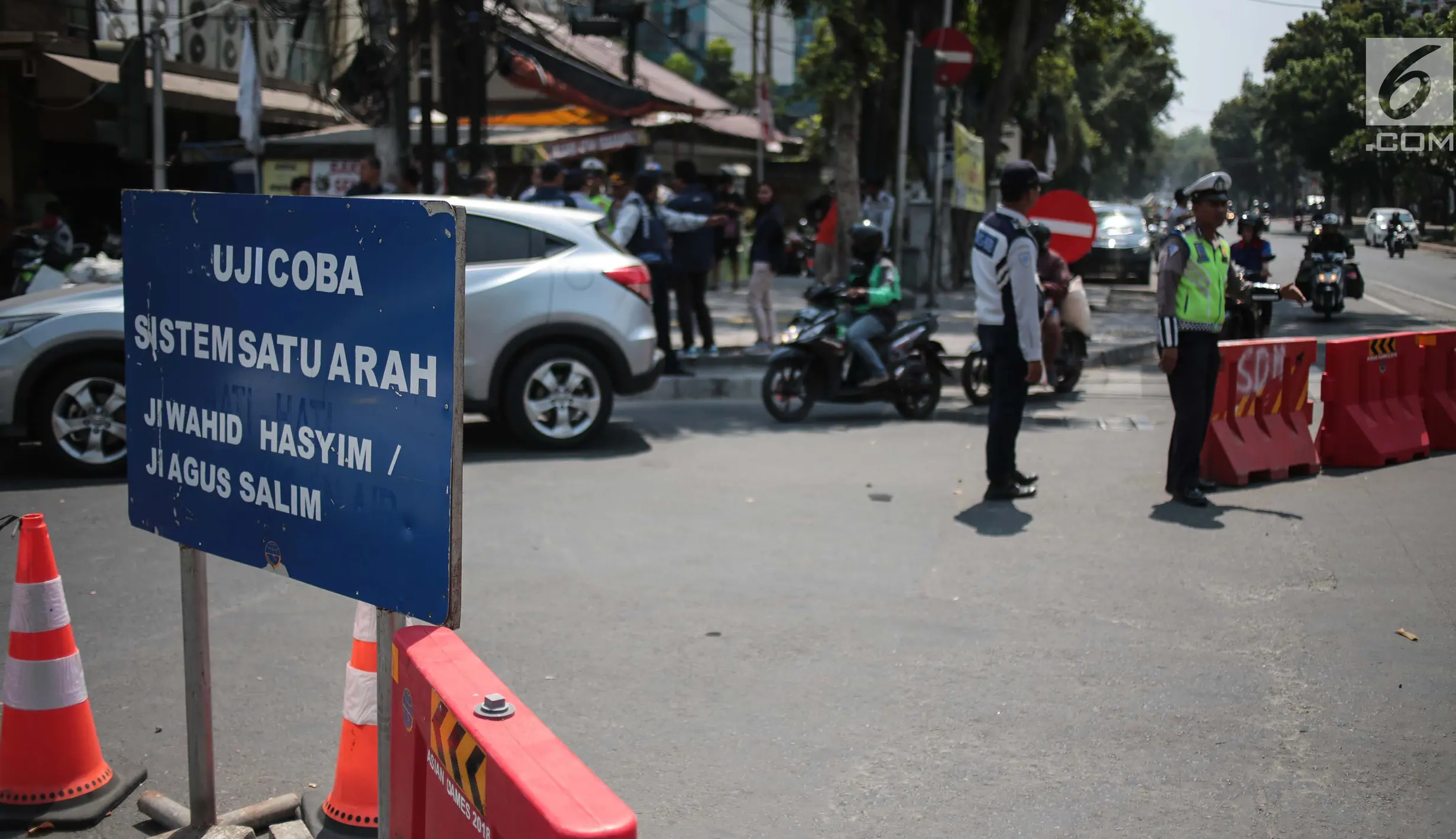 FOTO: Uji Coba Sistem Satu Arah di Jalan Wahid Hasyim - Foto Liputan6.com