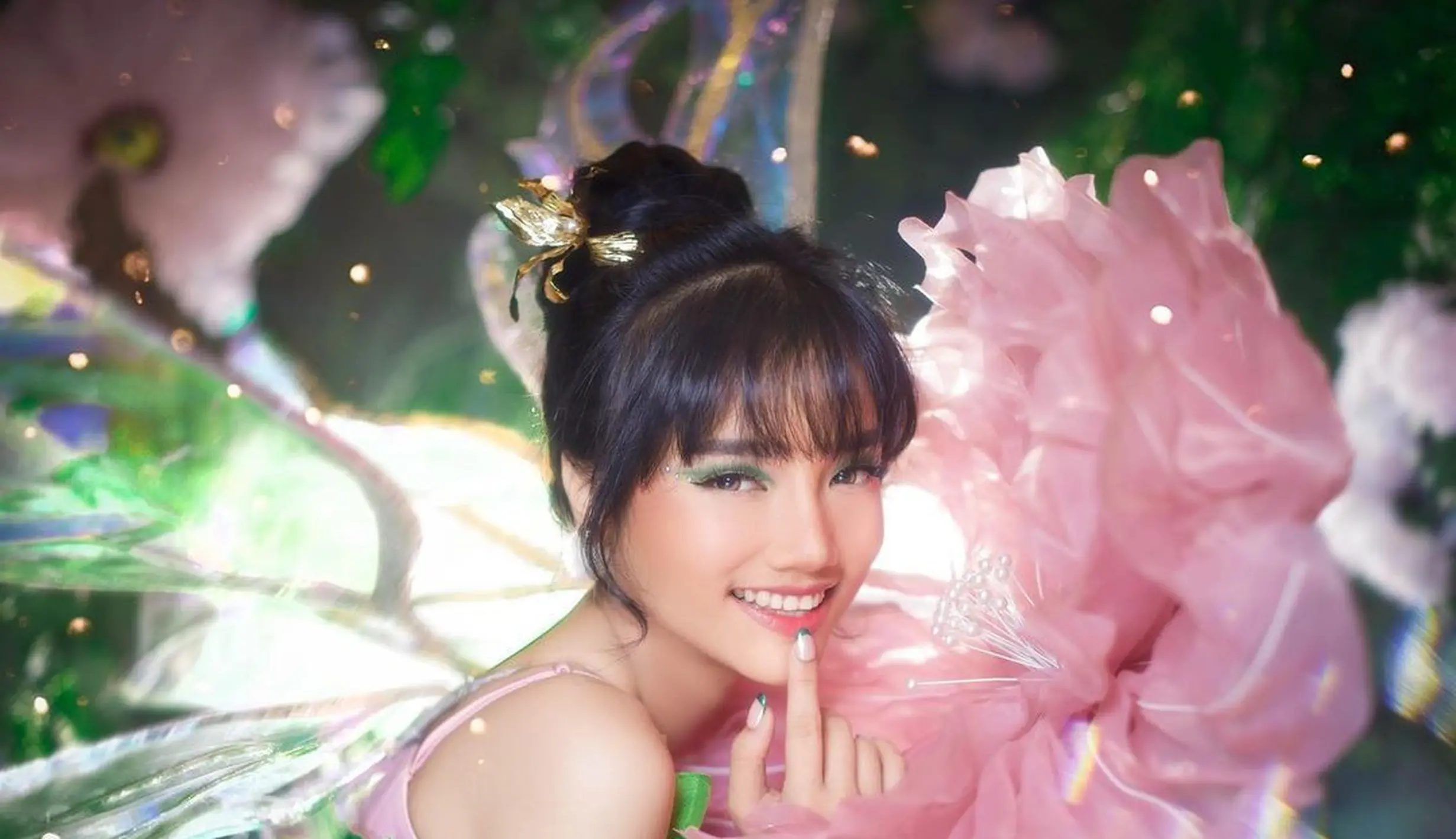 8 Potret Adu Gaya Fuji, Nia Ramadhani dan Luna Maya Totalitas Menjelma ...