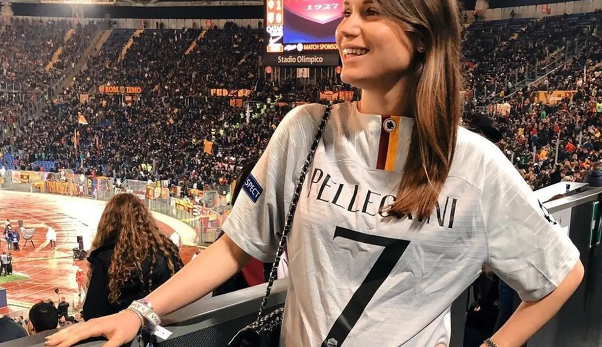 Potret Veronica Martinelli Pakai Jersey AS Roma, Istri Lorenzo ...