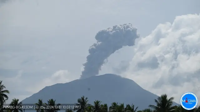 Gunung Ibu Erupsi Kamis Pagi 31 Oktober 2024, Semburkan Abu Vulkanik 1.000 Meter ke Arah ...