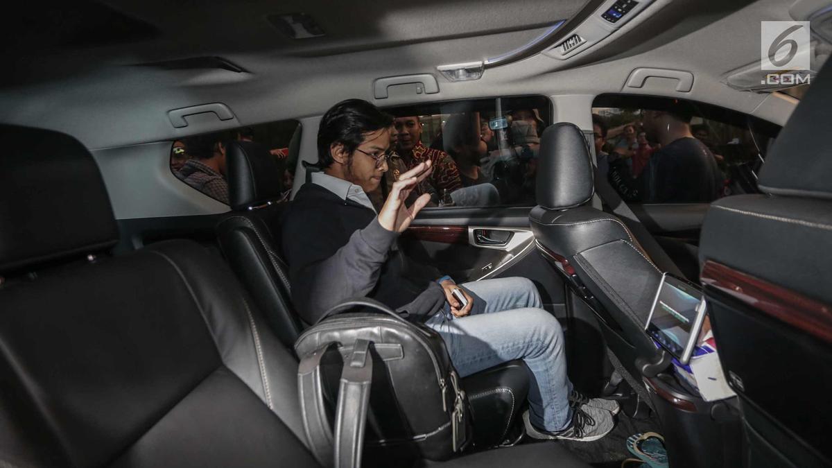 PHOTO: Usai Diperiksa KPK, Putra Sulung Setya Novanto Diam Membisu - Foto Liputan6.com