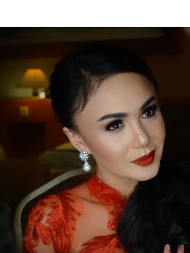 Biasa Natural, Ini 6 Potret Yuni Shara dengan Makeup Tebal - Surabaya ...