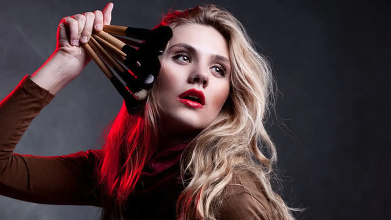 3 Kuas Makeup yang Paling Anda Butuhkan dan Fungsinya - Beauty Fimela.com