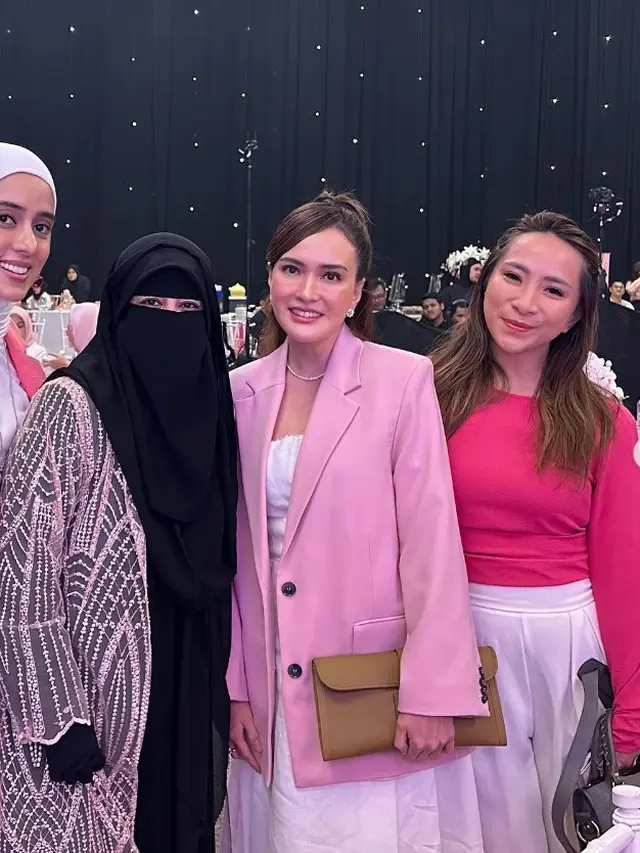 Potret Umi Pipik Hadir di Acara Irish Bella, Tampil Syari Temui Teman ...