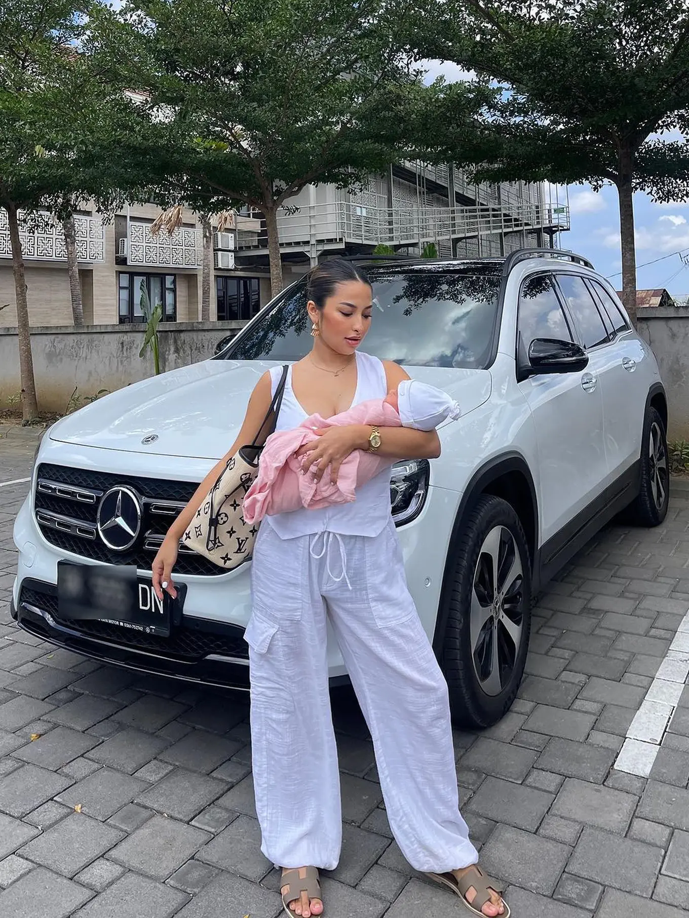 Hot Mom, Potret Jennifer Coppen Tampil Stunning Gendong Bayi ...