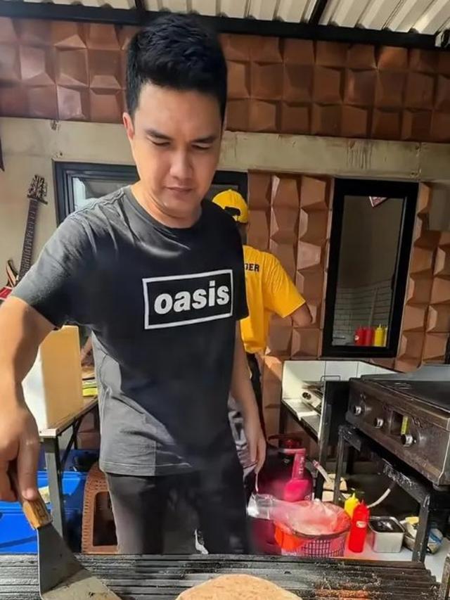 7 Potret Dapur di Warung Burger Aldi Taher yang Viral, Curi Perhatian