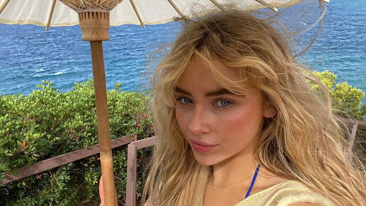 7 Gaya Sabrina Carpenter di Luar Panggung, Bare Face dan Oufit Santai ...