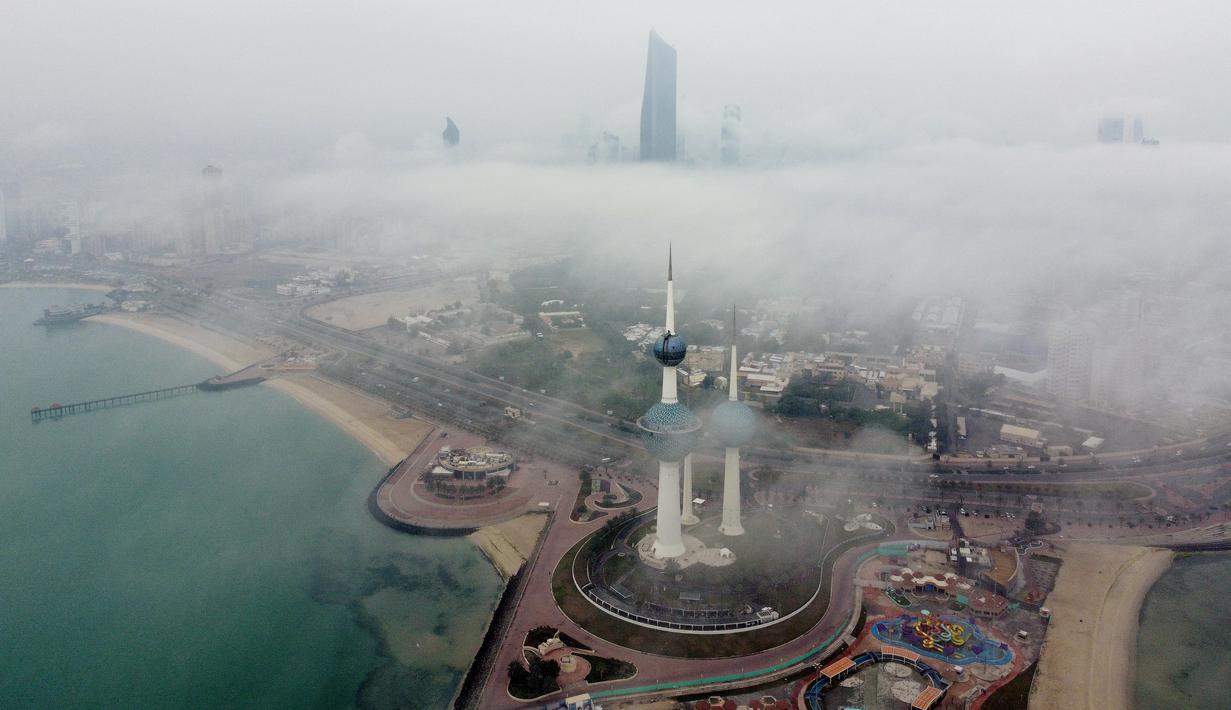 Pemandangan Kota Kuwait Berselimut Kabut, Bak Negeri di Atas Awan ...