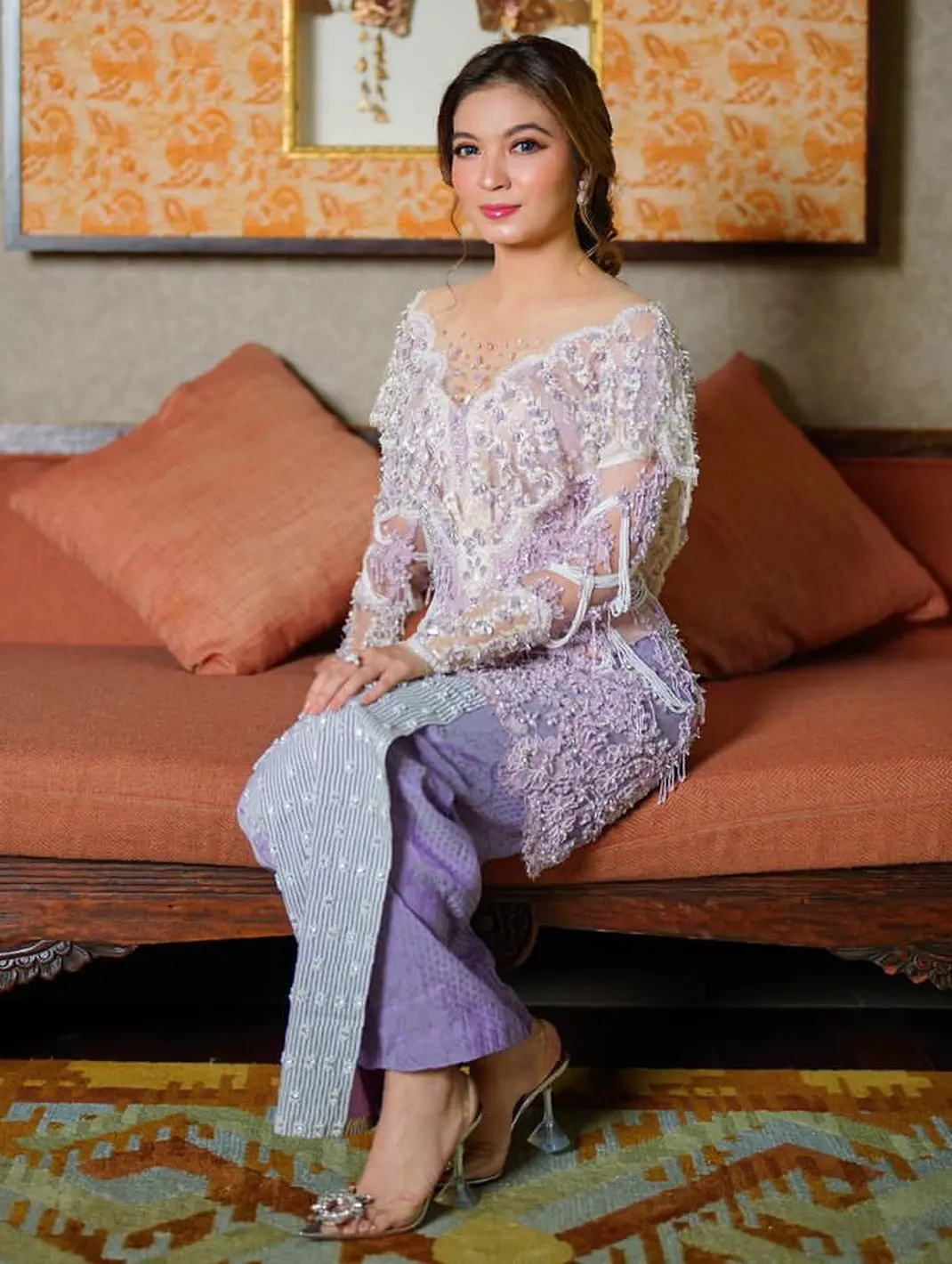 6 Gaya Berkelas Selvi Ananda Dibalut Kebaya Keunguan - Photo Fimela.com