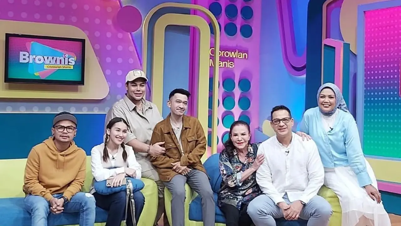 7 Potret Mpok Atiek Tetap Lincah di Usia 67 Tahun - Entertainment ...
