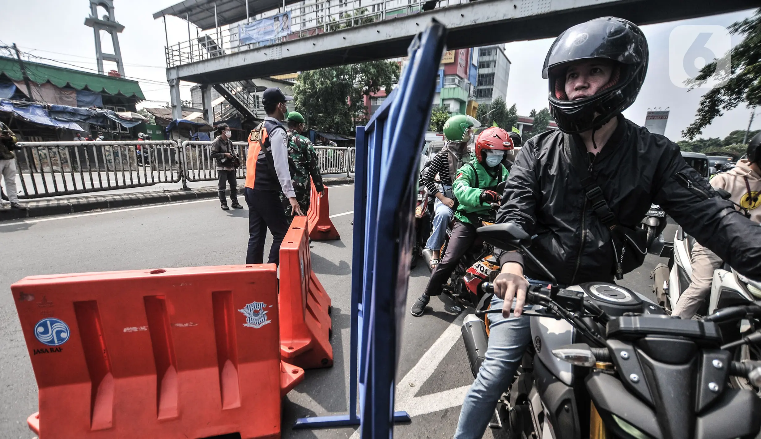 FOTO: Suasana Penyekatan PPKM Darurat di Jalan Basuki Rahmat - Foto ...