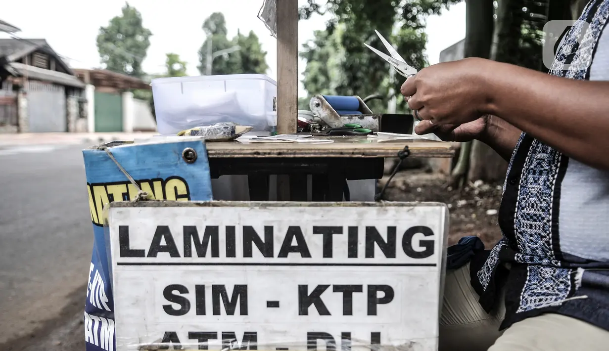 FOTO: Jasa Servis KTP Keliling di Tengah Pandemi COVID-19 - Foto Liputan6.com