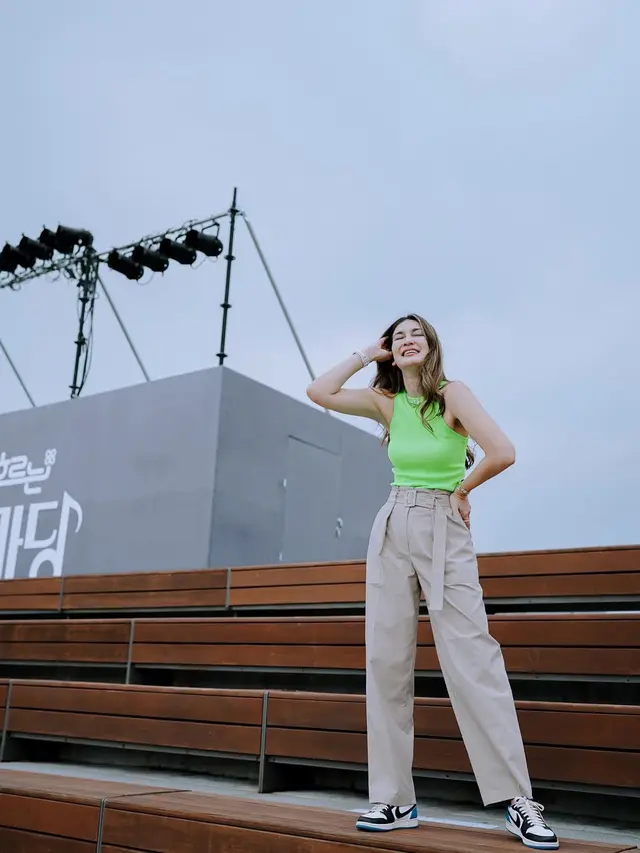 6 Inspirasi Padu Padan Outfit Warna Hijau ala Luna Maya, Stylish dan ...