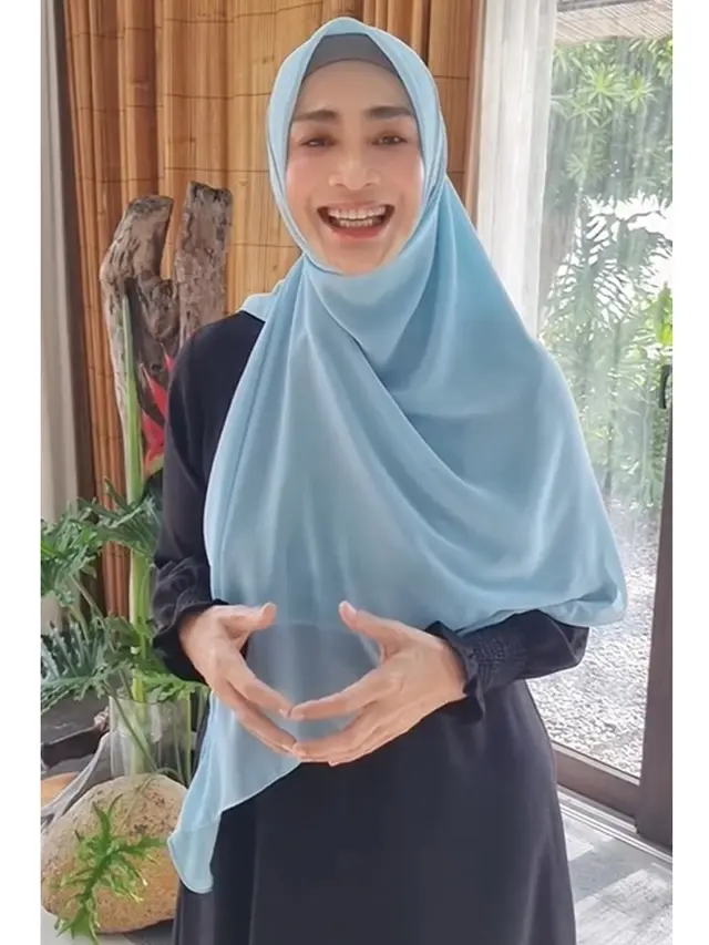 6 Potret Dewi Hughes 30 Tahun Mualaf, Perjalanan Spiritual & Bahagia ...