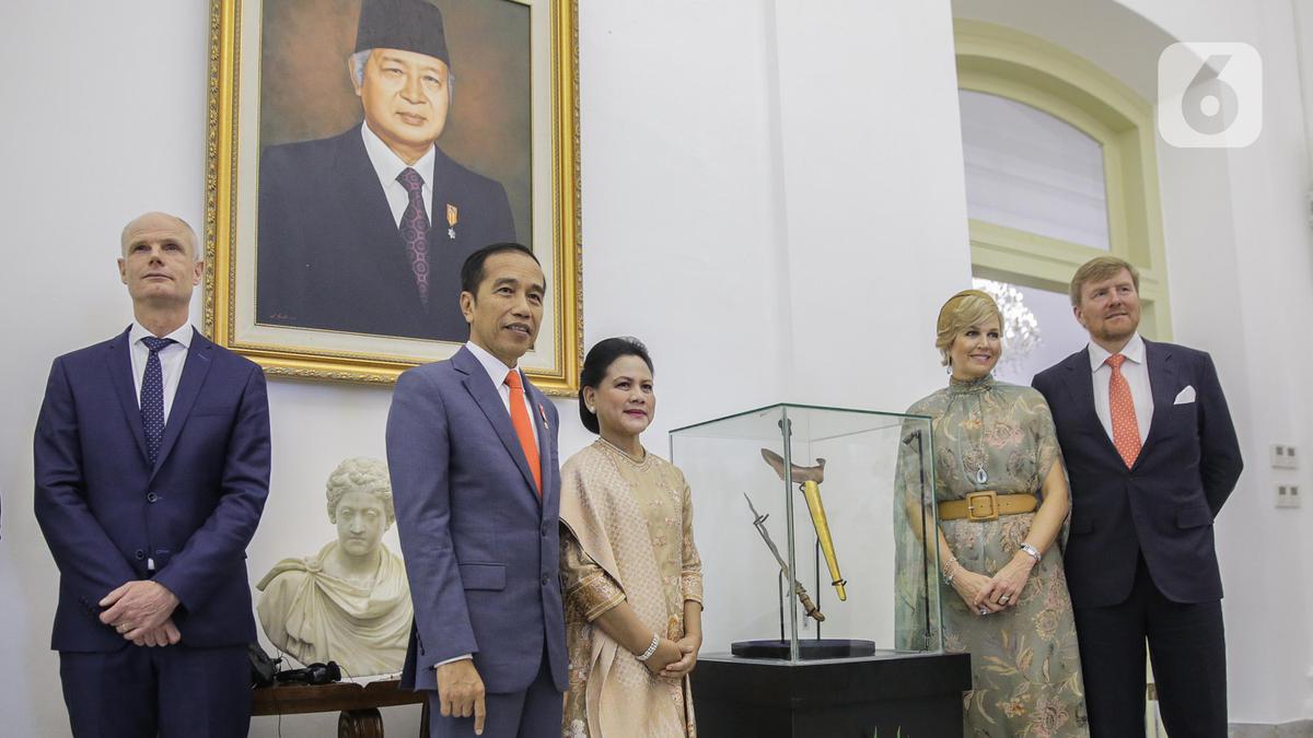 Foto Raja Belanda Kembalikan Keris Pangeran Diponegoro Ke Jokowi
