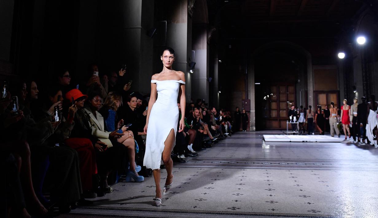 Bella Hadid Tampil Menakjubkan Pakai Gaun Semprot di Paris Fashion Week ...