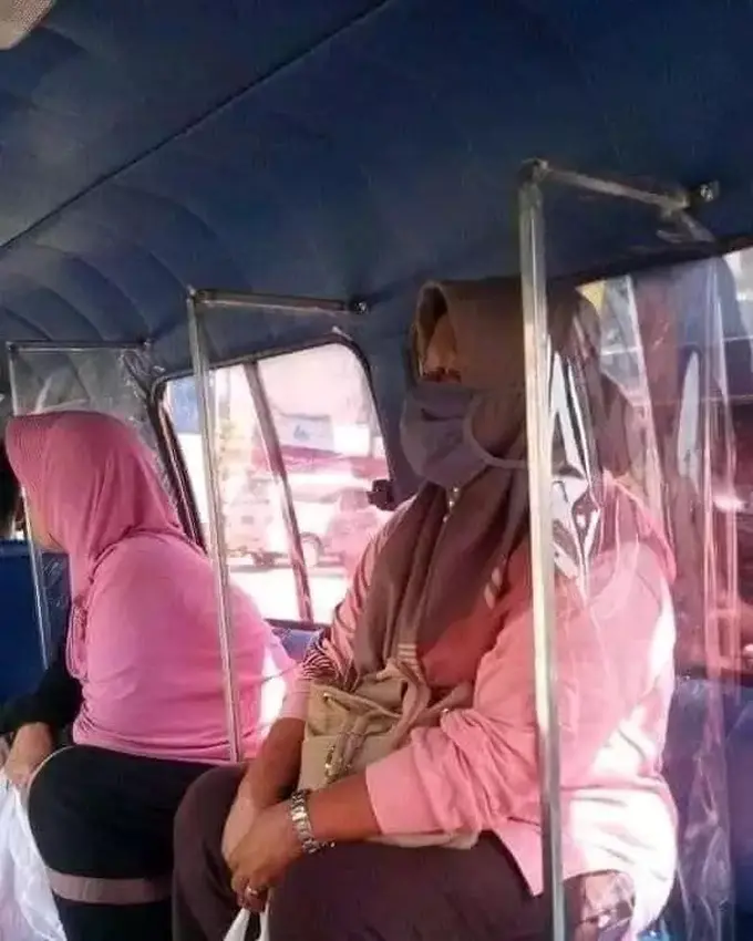 10 Tingkah Lucu Emak-emak saat Naik Angkot, Benar-benar Tak Ada Lawan ...