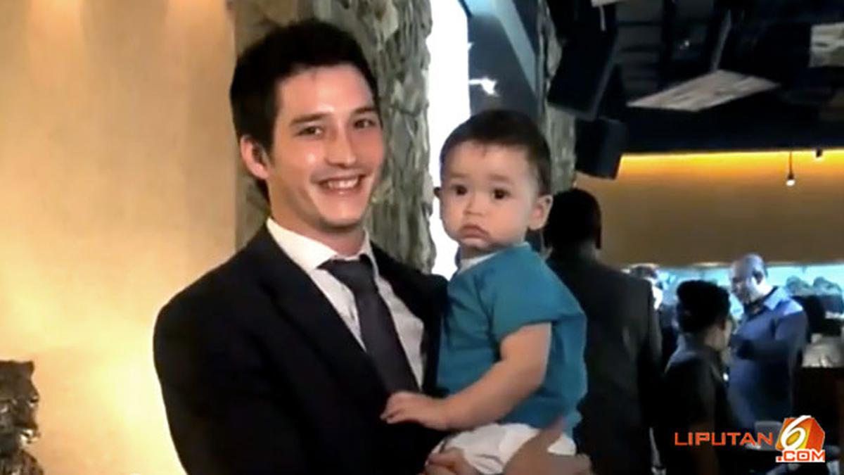 Tak Ditemani Anak, Mike Lewis Sedih Malam Tahun Baru - ShowBiz Liputan6.com