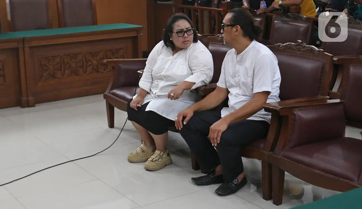 FOTO: Tangis Nunung Saat Divonis 1 Tahun 6 Bulan Penjara - Foto ...