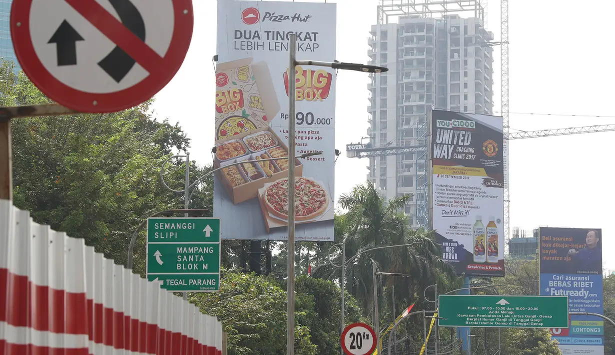 PHOTO: Reklame Kedaluwarsa di Jakarta Bakal Dibongkar - Foto Liputan6.com