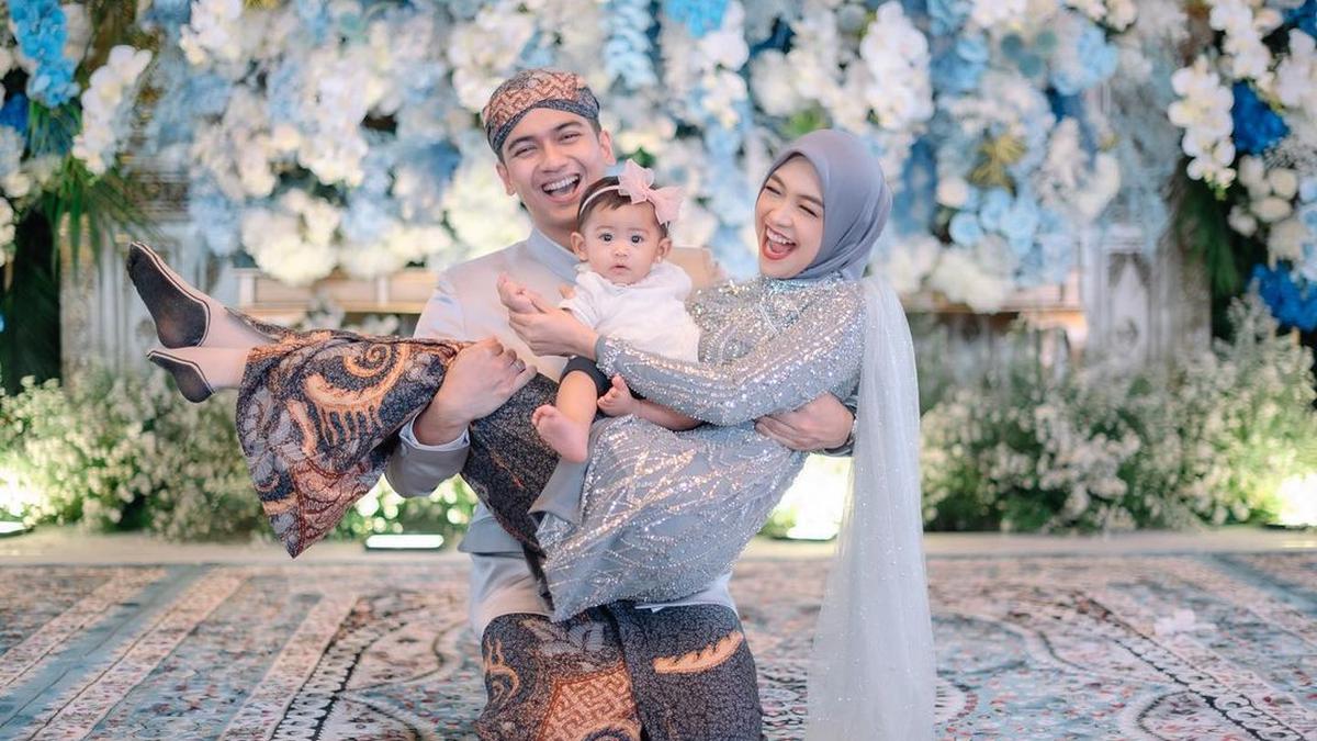 Tampil Gemas, Ini 7 Momen Prosesi Tedak Sinten Baby Moana Putri Ria ...