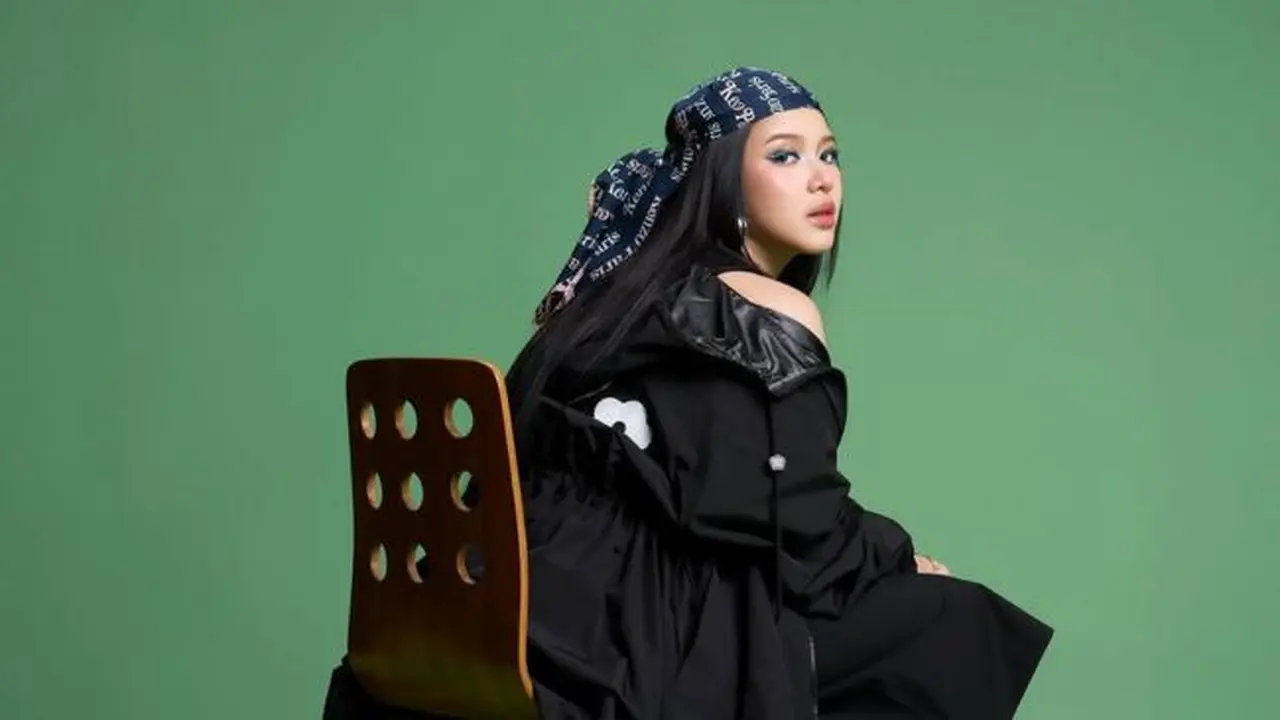 Tiara Andini Tampil Fresh dengan Riasan Biru Memukau di Pemotretan ...