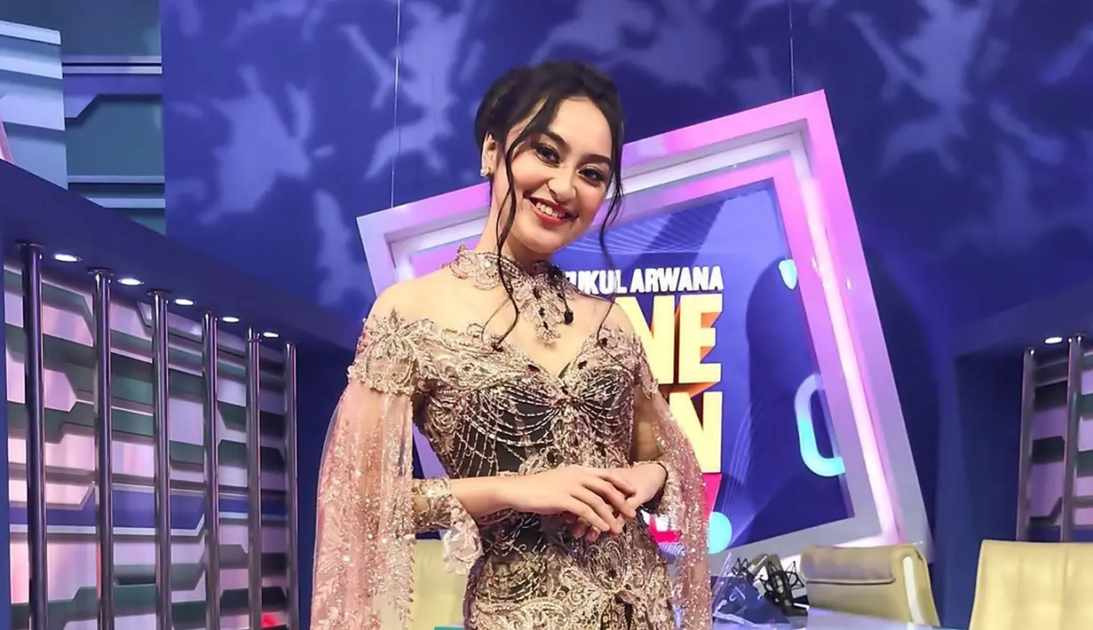 FOTO: Gaya Memes Prameswari Kenakan Kebaya Saat Jadi Sinden - Foto ...