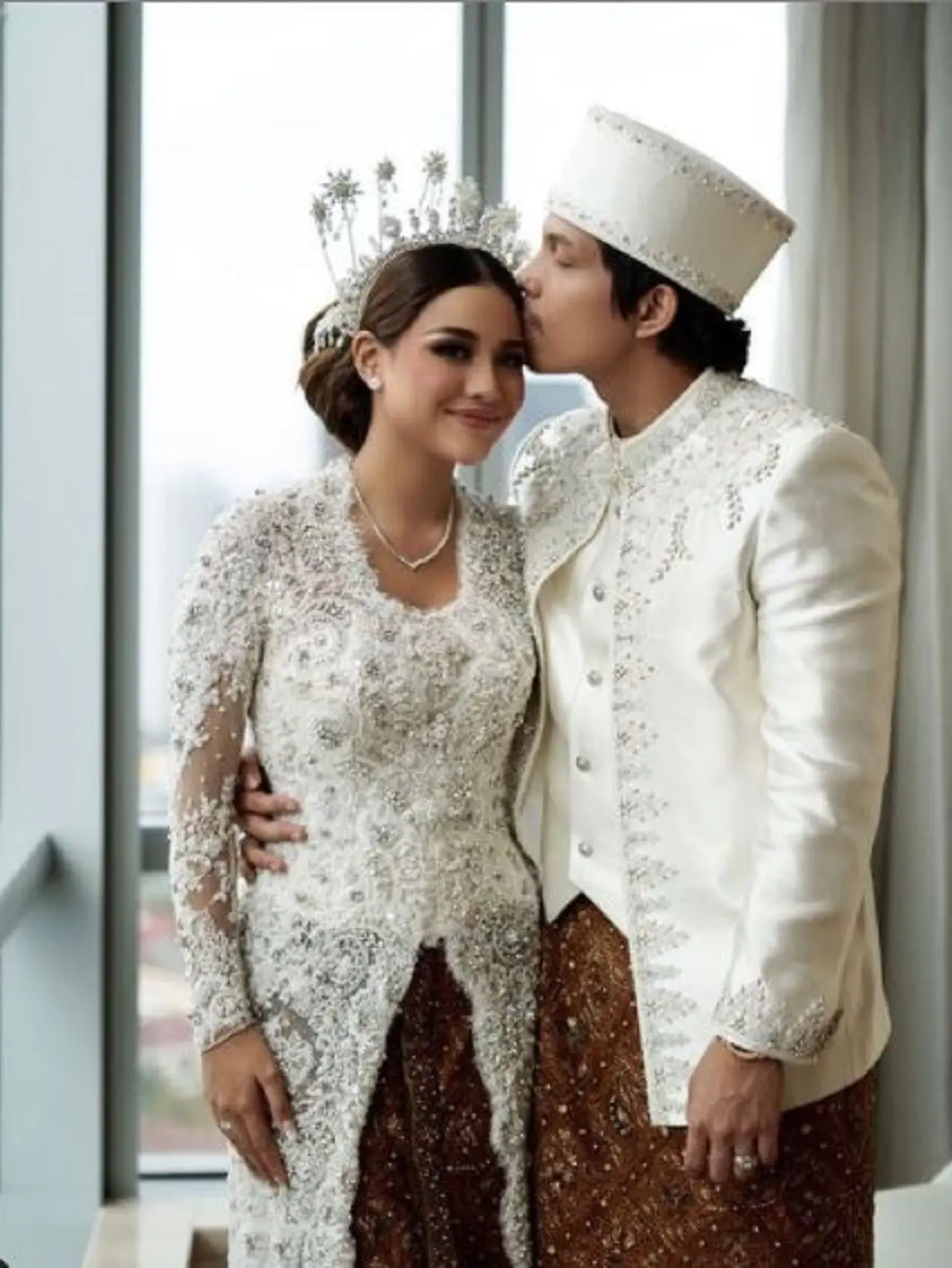 Kebaya Pernikahan Aurel Hermansyah Berkonsep Tradisional Klasik dengan Balutan Kristal Swarovski ...