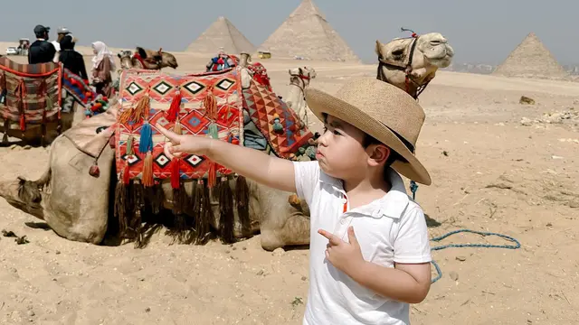 7 Potret Oki Setiana Dewi Perdana Ajak Buah Hati Liburan ke Piramida ...