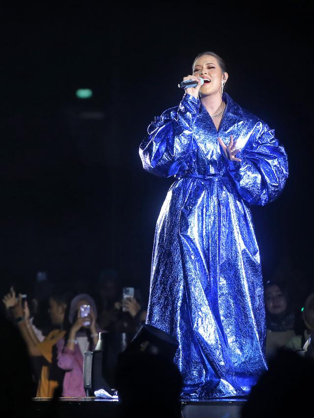 6 Potret Raisa Live In Concert: Jadi Penyanyi Wanita Pertama Gelar ...