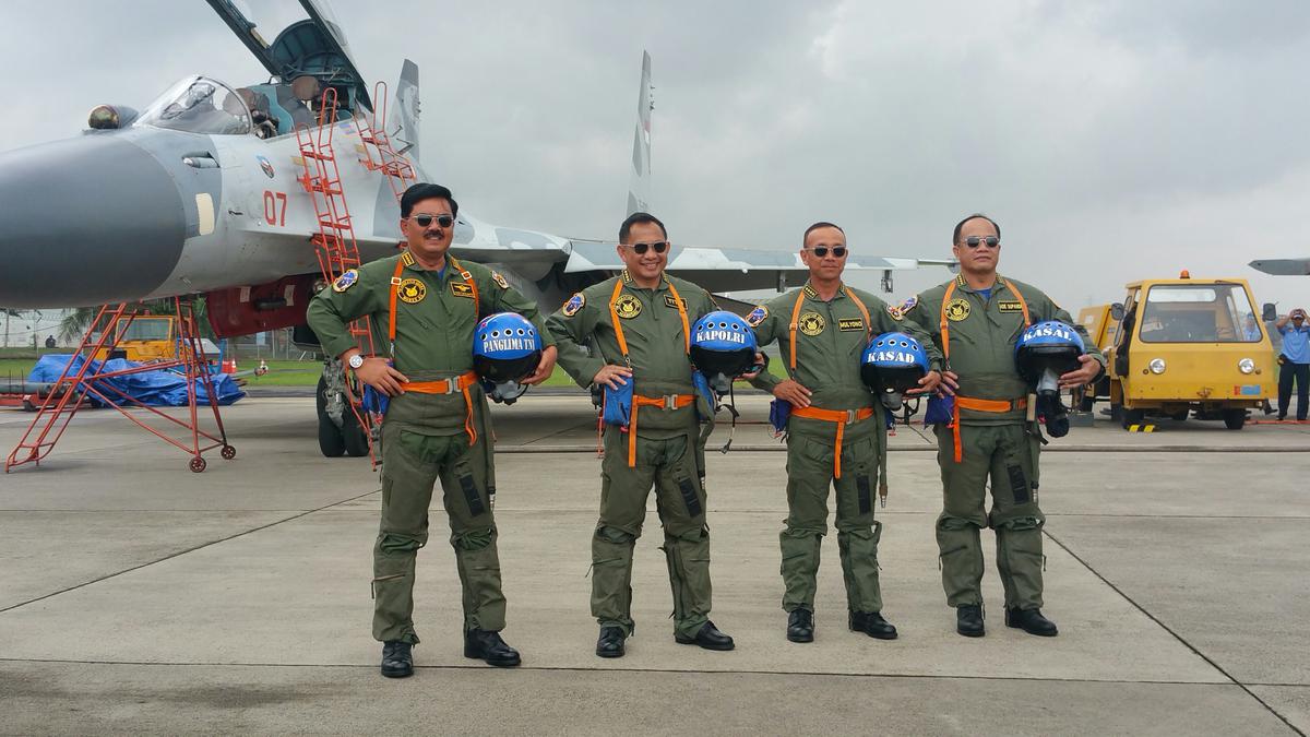 TNI AU Sematkan Brevet Kehormatan ke Kapolri, KSAD, dan KSAL - News ...