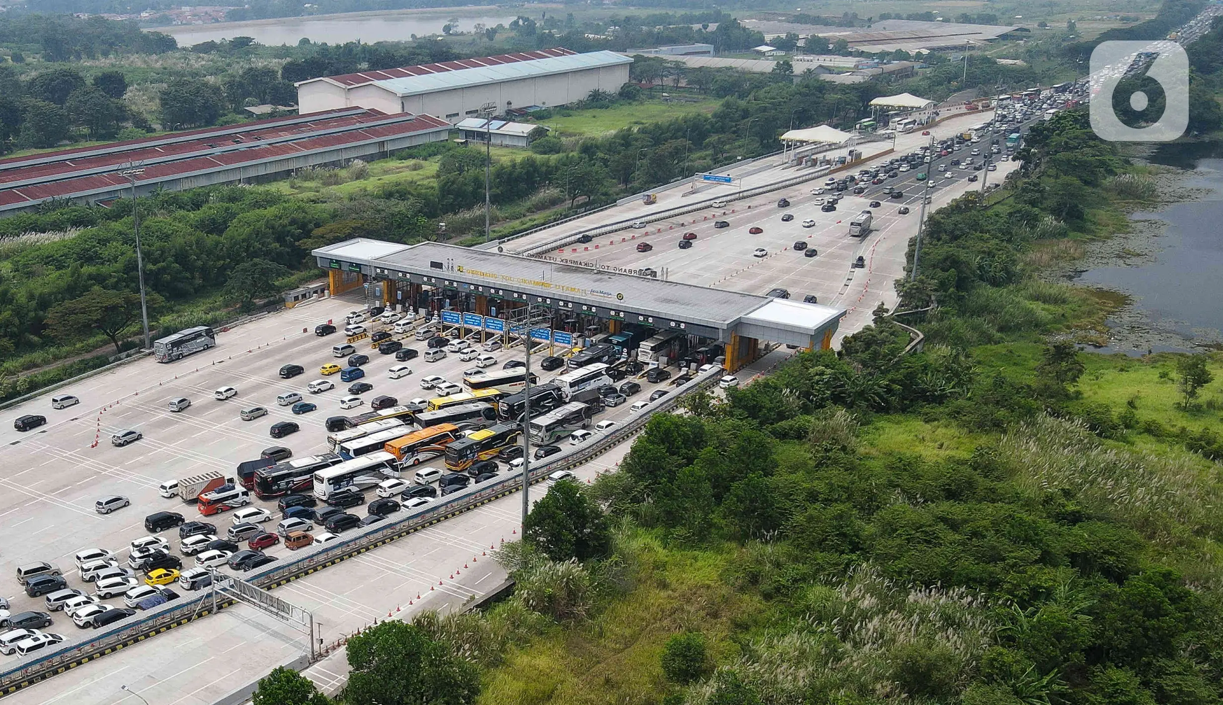 H-2 Lebaran Idul Fitri, Arus Lalin di Gerbang Tol Cikampek Utama Ramai Lancar - Foto Liputan6.com