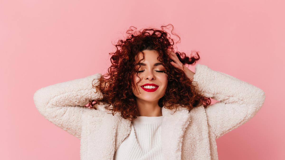 14 Cara Merawat Rambut Sehat untuk Si Pemilik Curly Hair agar Lembut ...