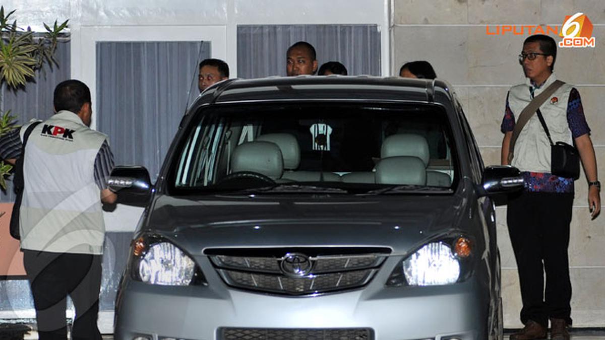 Penyidik KPK Segel Mobil Mewah dan Bawa Ini dari Rumah Akil - Foto Liputan6.com