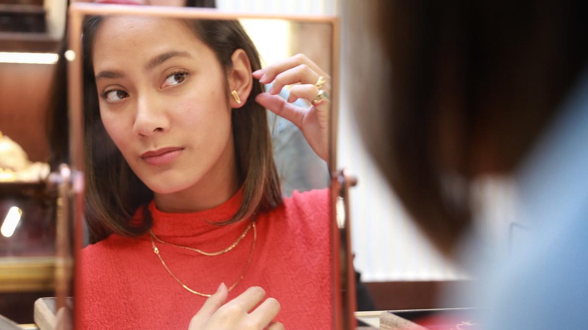 Berbalut Kebaya, Tara Basro Tampil Swag dengan Kacamata Hitam di Potret ...