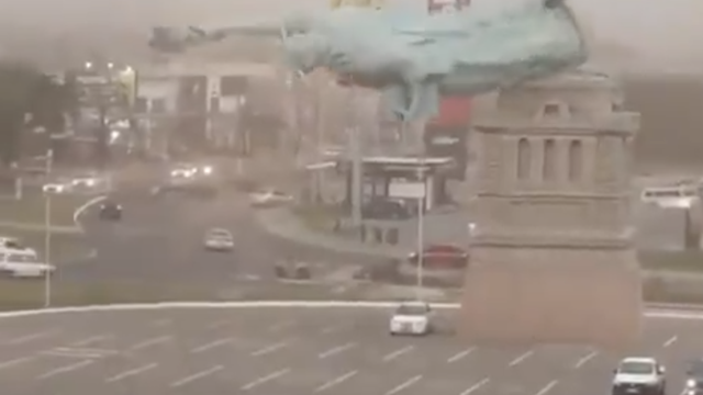Viral Patung Liberty Roboh Dihantam Angin Kencang