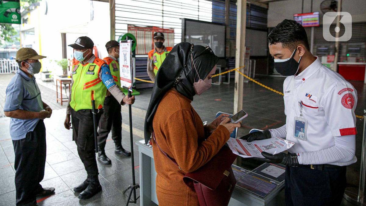 FOTO: Uji Coba Aplikasi PeduliLindungi di Stasiun KRL - Foto Liputan6.com