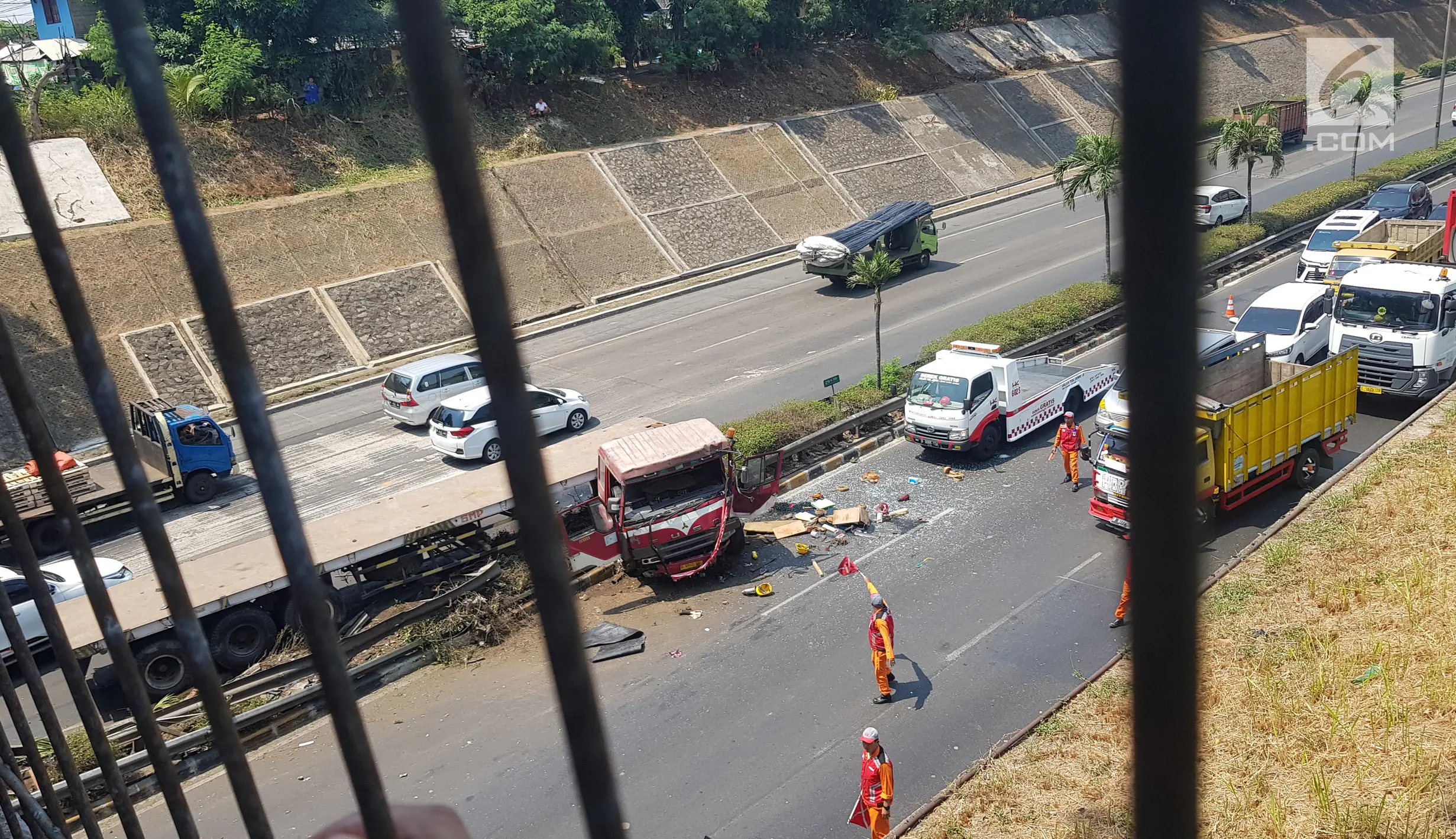 FOTO: Truk Trailer Terlibat Kecelakaan dengan Minibus di Tol JORR TB Simatupang - Foto Liputan6.com