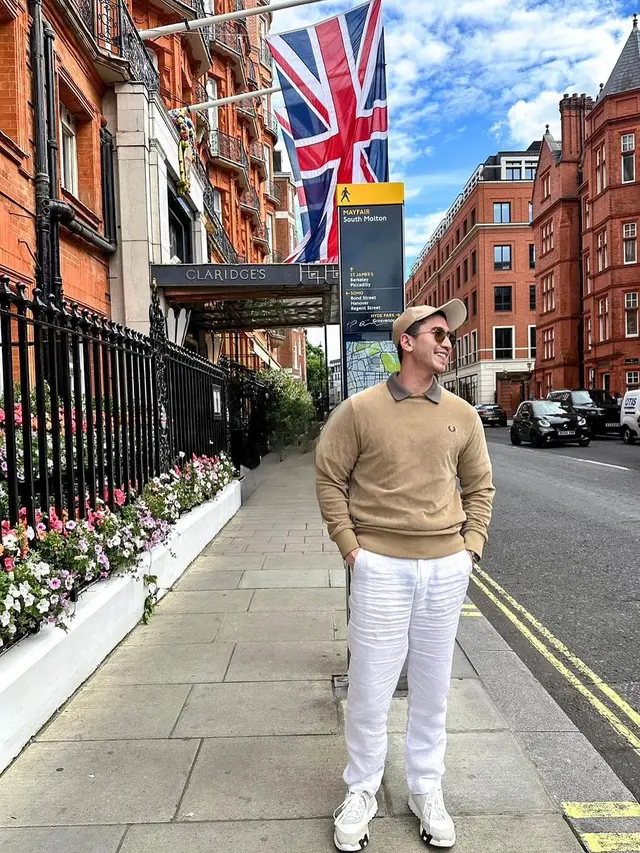 7 Potret Verrell Bramasta Liburan di London, Penampilan Jadi Sorotan ...
