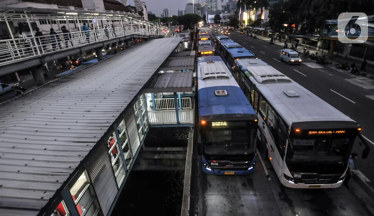 FOTO: Usai Libur Lebaran, Penumpang Bus Transjakarta Kembali Padat ...