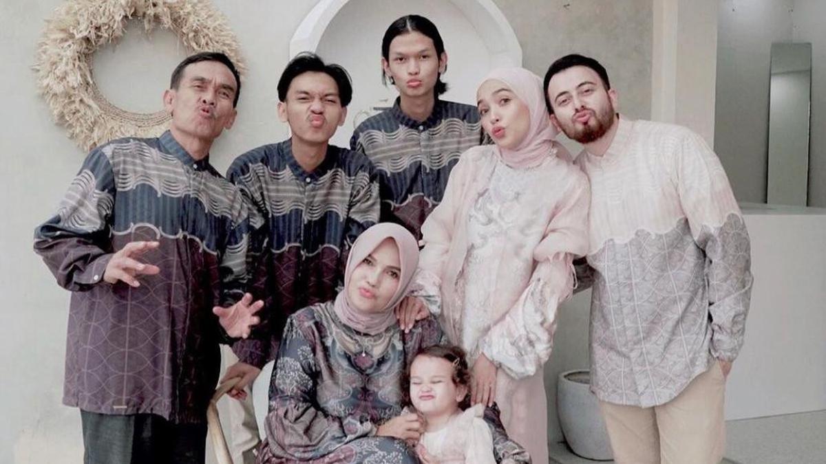Menyambut Lebaran dengan Baju Couple ala Hamidah Rachmayanti hingga ...