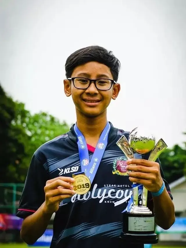 Jarang Tersorot, Ini 6 Potret Farrel Rompies Anak Sulung Vincent ...